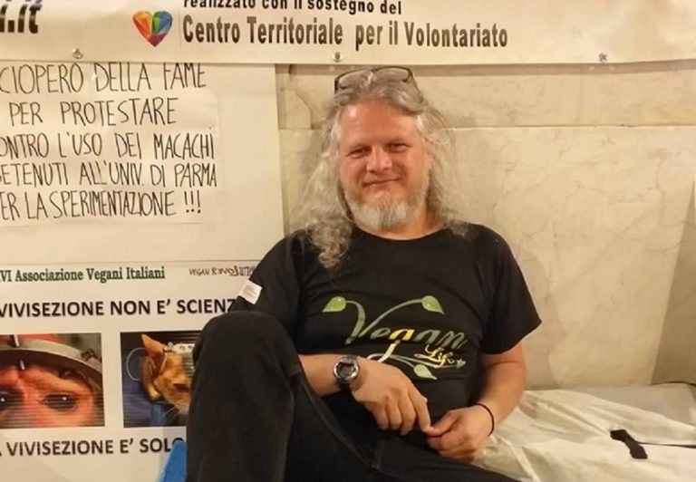 Sciopero della fame: Tony Curcio prova a salvare sei macachi | VIDEO