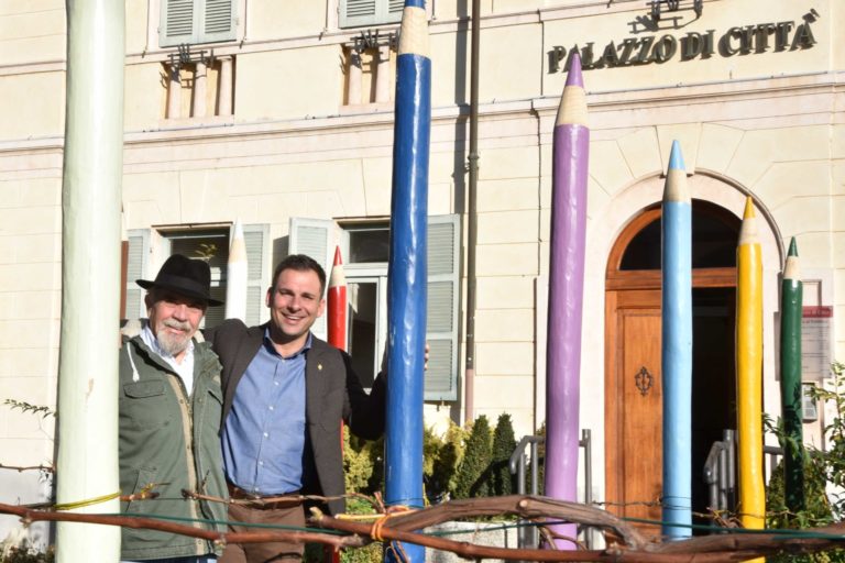 Gattinara "padre" delle matite giganti inaugura l'installazione
