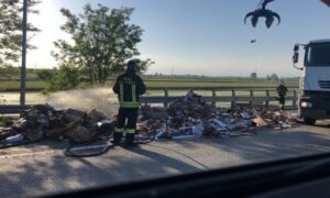 Quaranta quintali di cartone a fuoco a Vercelli