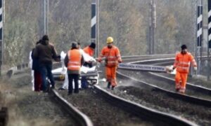 Muore travolto dal treno vicino alla stazione