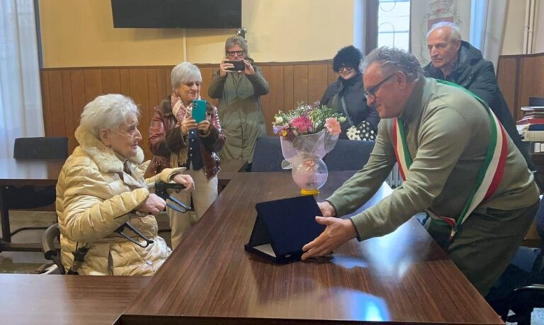 Per 60 anni in cartoleria: Crevacuore ringrazia Angela Di Palma