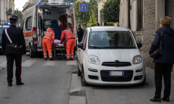Auto priva di conducente si avvia in discesa e travolge pensionata