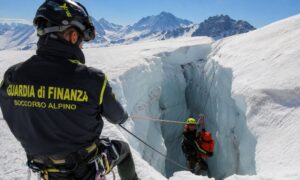 Precipita per 30 metri in un crepaccio sul Monte Rosa: salvato