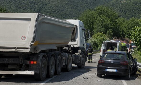 Camion perde il carico dopo lo schianto e "seppellisce" un'altra auto