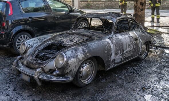 Noleggia una Porsche d’epoca per il matrimonio, ma va a fuoco