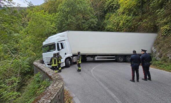Tir in bilico sui tornanti a Valdilana: arrivano i vigili del fuoco